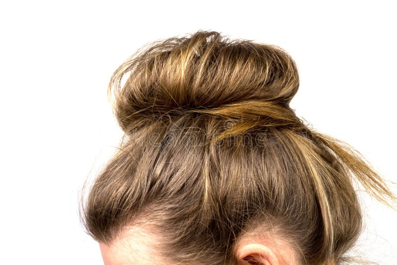 Pelo atado en un bollo imagen de archivo. Imagen de aislado - 141442689