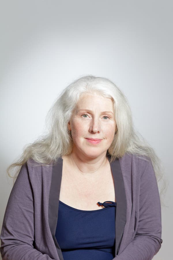 Pelo Blanco Largo De La Mujer Mayor Del Headshot Foto de archivo ...