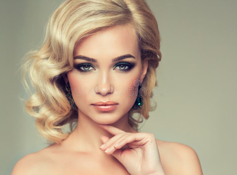 Pelo Rizado Rubio De La Muchacha Encantadora Foto de archivo - Imagen ...