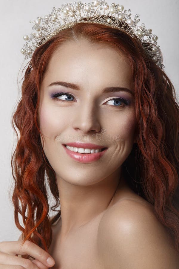 Novia Joven Hermosa Con Un Ornamento Floral En Su Pelo Mujer Hermosa Que Toca Su Cara Concepto