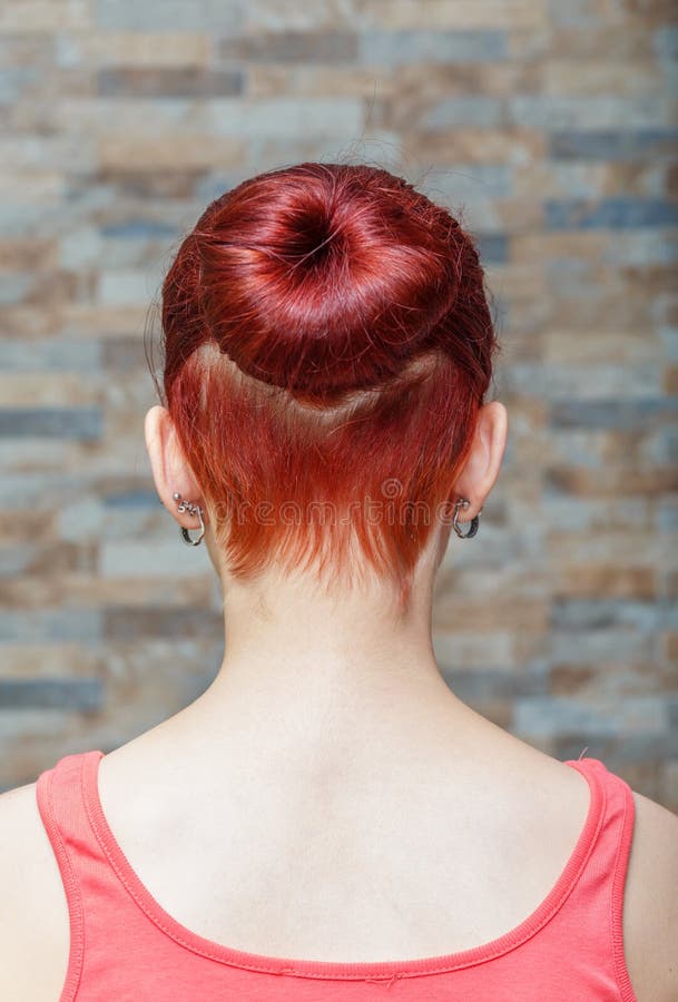 Tatuaje socavado del pelo foto de archivo. Imagen de cubierta - 88725496