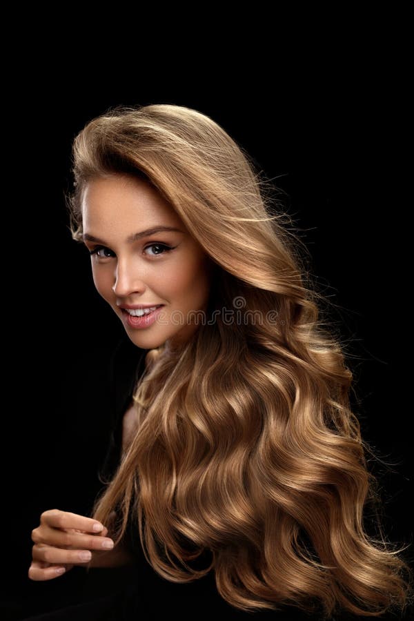 Pelo Rizado Hermoso Modelo Femenino with Volume Hair De La Belleza ...