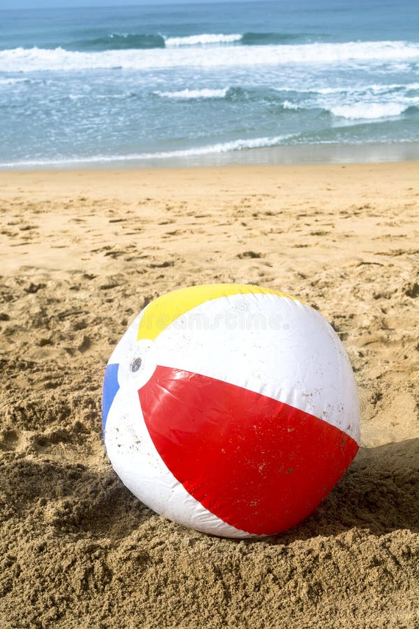 Pelota De Playa En La Arena Foto de archivo - Imagen de azul, rojo ... Pelota De Playa En La Arena Foto de archivo - Imagen de azul, rojo ...