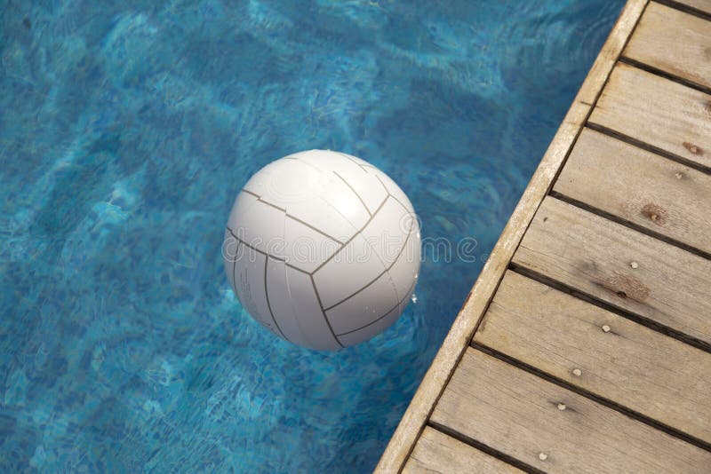 Pelota De Playa En Piscina Azul Imagen de archivo - Imagen de sunlight ...
