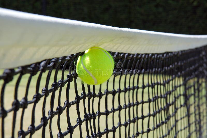 Pelota De Tenis En La Red Del Tenis Imagen de archivo - Imagen de fondo ...