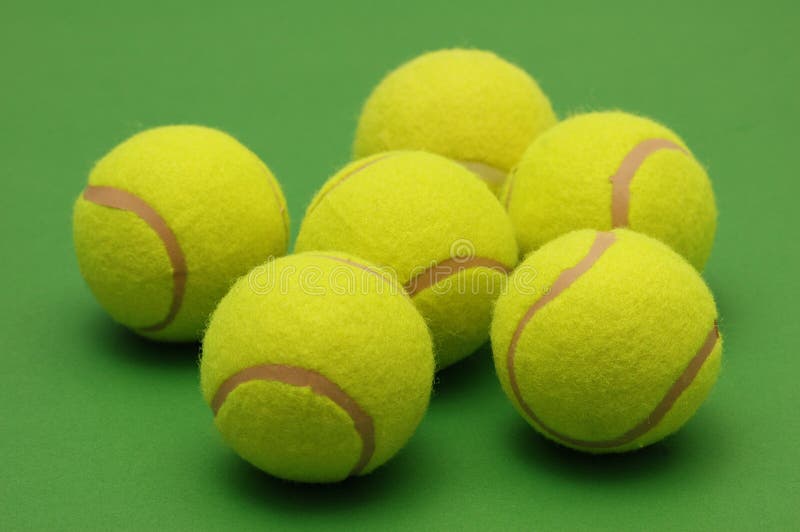 Pelotas De Tenis Grandes En El Fondo Verde Foto de archivo - Imagen de ... Pelotas De Tenis Grandes En El Fondo Verde Foto de archivo - Imagen de ...