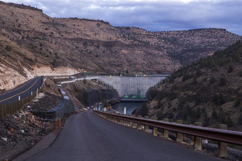 Pelton Dam in twilight editorial photography. Image of destination ...