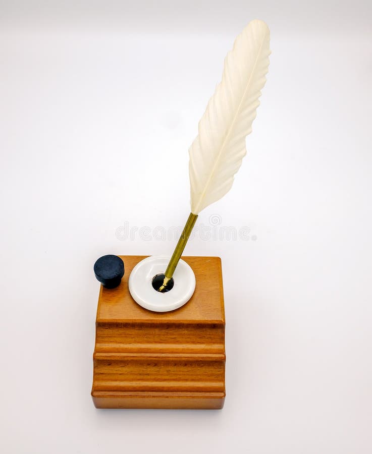 Emplume-se a Pena Com O Tinteiro Antigo Isolado No Fundo Branco Foto de ...
