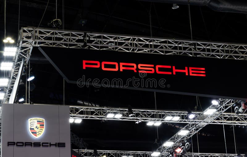 Penderie Et Panneau Publicitaire Avec Logo Porsche Photo stock ...