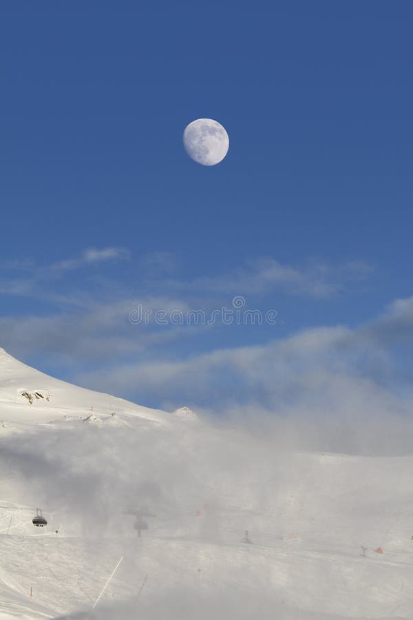 Pendio con la luna fotografia stock. Immagine di cielo - 17574152