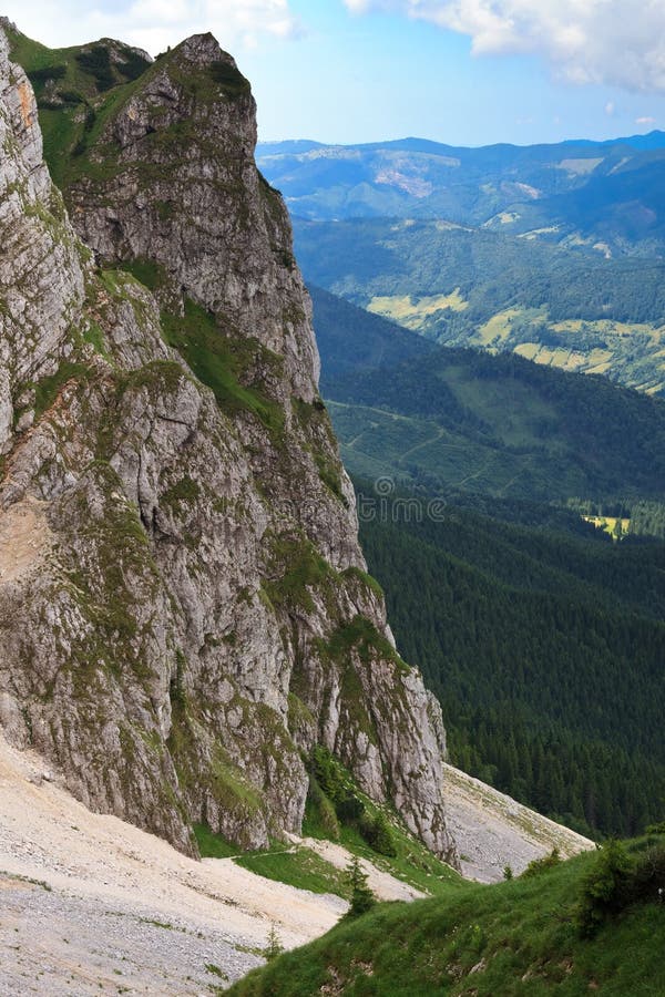 Pendio di montagna in mare fotografia stock. Immagine di isola - 18693778