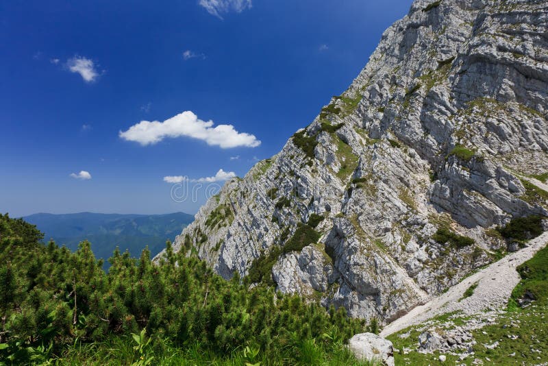 Pendio di montagna immagine stock. Immagine di roccia - 22122947