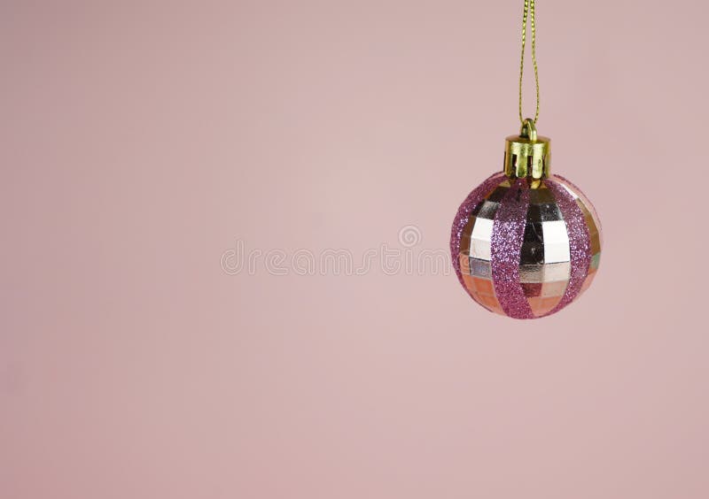 Pendre Des Billes Roses Avec Des Gitters Sur Fond Rose. Image stock ...