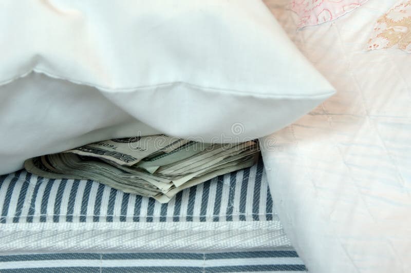 Pengar i madrassen fotografering för bildbyråer. Bild av stapel - 3124437