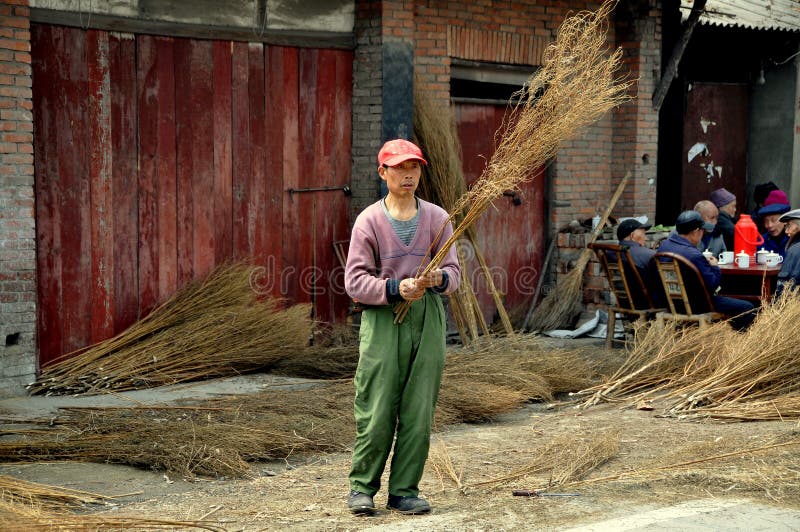 Pengzhou, China: Mann, Der Besen Herstellt Redaktionelles Stockbild ...