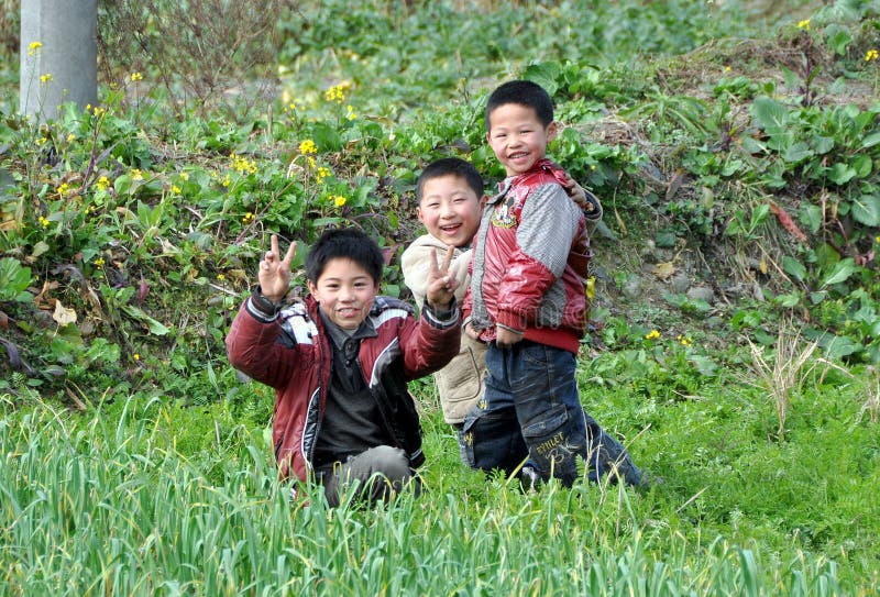 Enfants Asiatiques En Montagnes De La Chine, Parmi Les Terrasses De Riz ...