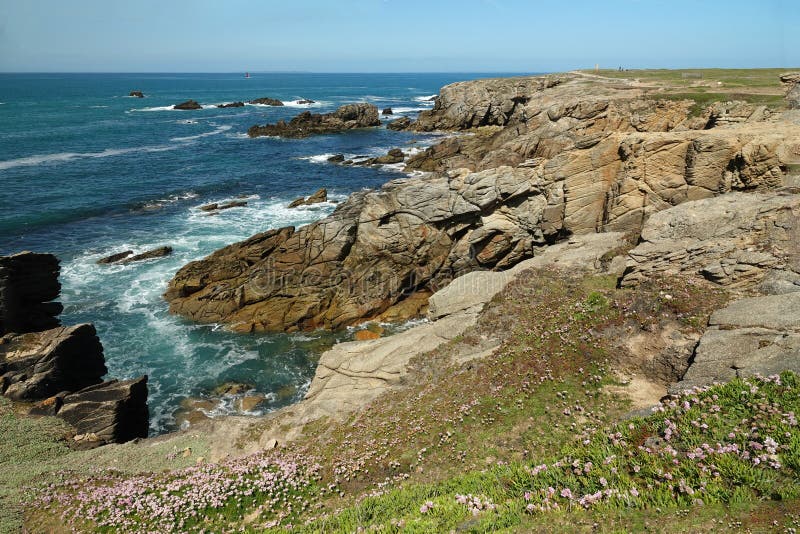 Penhasco E Ondas Em Pointe Du Percho Em Quiberon, Brittany Foto de ...