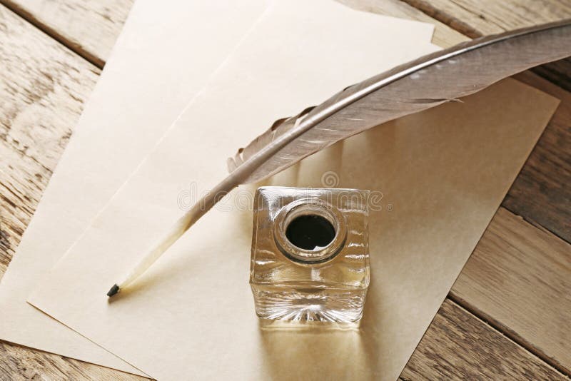 Penna E Calamaio Della Piuma Su Vecchia Pergamena Fotografia Stock ...