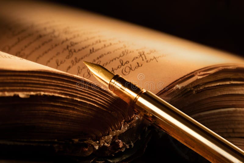 Vecchio Libro Aperto Con La Penna Ed Il Calamaio Immagine Stock ...