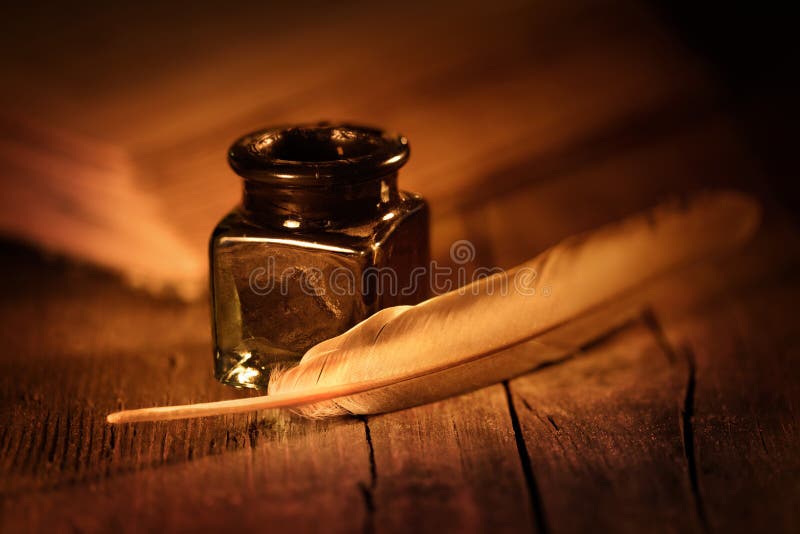 Vecchio Libro Con La Penna Di Spoletta E Calamaio Sulla Tavola Di Legno ...