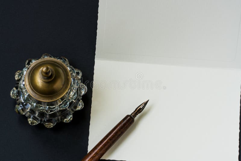 Fondo Con La Penna Stilografica, Calamaio, Carte Immagine Stock ...