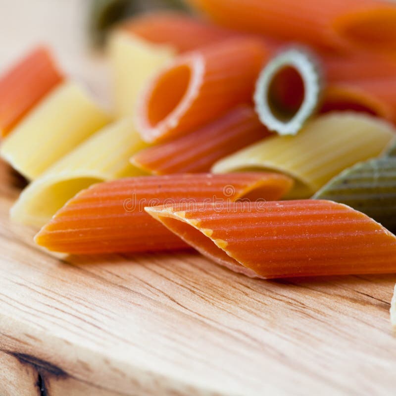 Penne-Teigwaren Mit Pilzen, Huhn, Spinat Und Sahnesauce Frische Und ...