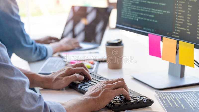 Pensive Programmierer, Die an Desktop-PC-Programmierkode-Technologien ...