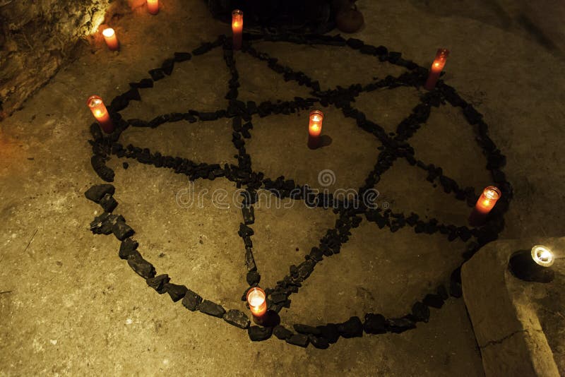 Pentacle Satânico Com Velas Em Um Ritual Escuro Imagem de Stock ...
