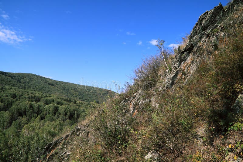 Pente pierreuse brusque photo stock. Image du bleu, montagne - 77726774