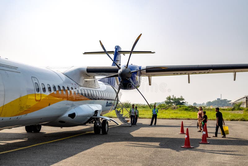 People boarding a plane editorial image. Image of destination - 161345505