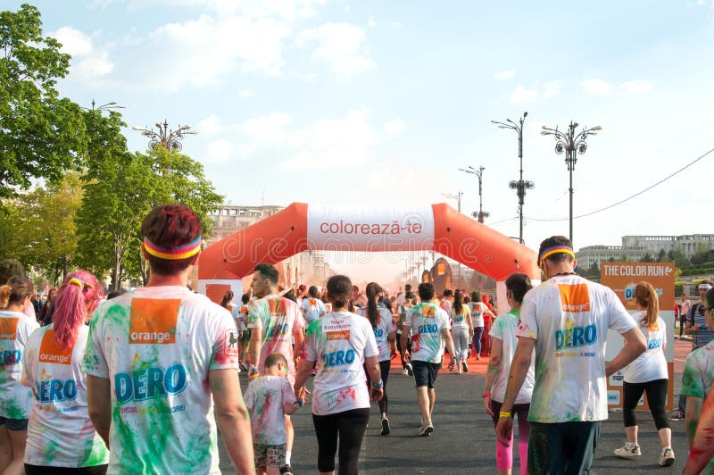 Color run people editorial stock image. Image of landmark - 53320329