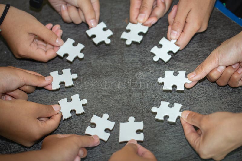 People Helping in Assembling Puzzle, Cooperation in Decision Making ...
