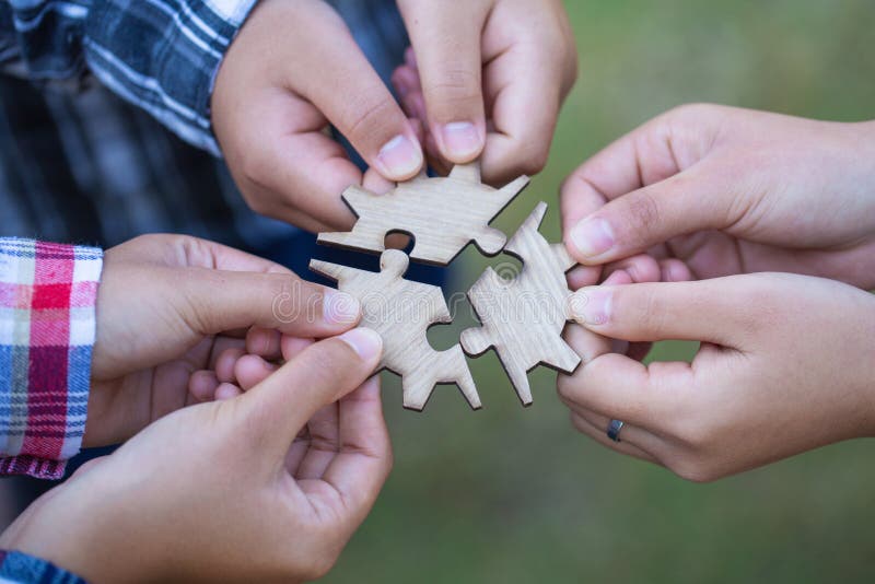 People Helping in Assembling Puzzle, Cooperation in Decision Making ...