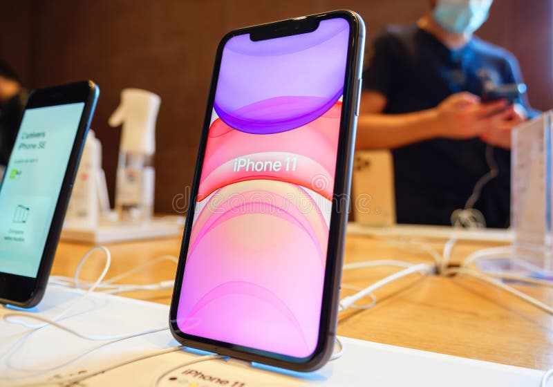 People Latest IPhone 11 Manufactured by Apple Computers with ...