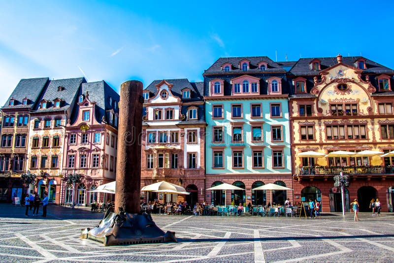 People in Market Square, in the Old Town of Mainz, Germany Editorial ...