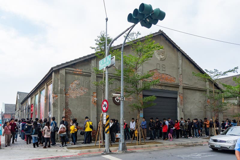 People Queueing To Enter To See the 3D Trick Art Editorial Image ...