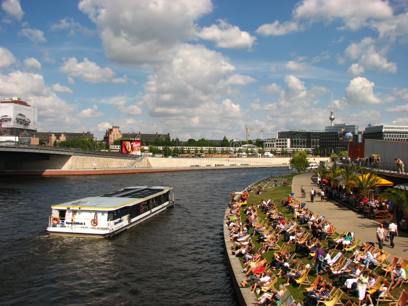 People Relaxing Sunny Day at River Bank of Spree Editorial Photography ...