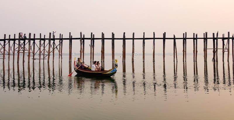 People Rowing Boat on Inlay Lake in Shan, Myanmar Editorial Photo ...