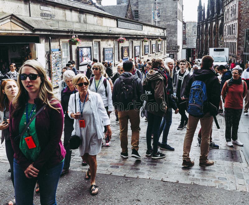 People in the Royal Mile in Edinburgh Editorial Photography - Image of ...