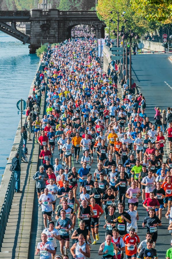 People Running Paris Marathon France Editorial Photo - Image of group ...