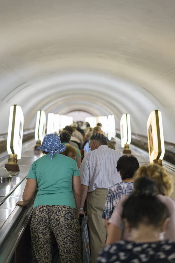 Subway crowd editorial photo. Image of hour, crowd, commute - 8919181
