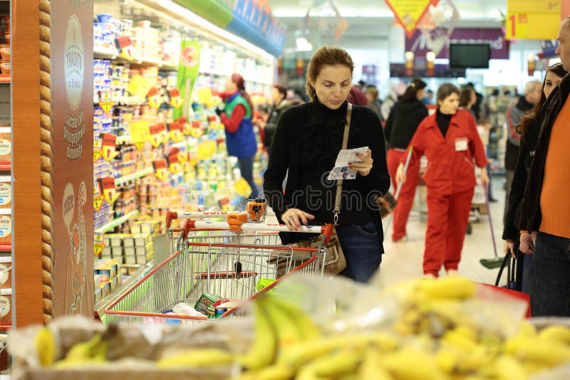 People in supermarket editorial image. Image of product - 48104415