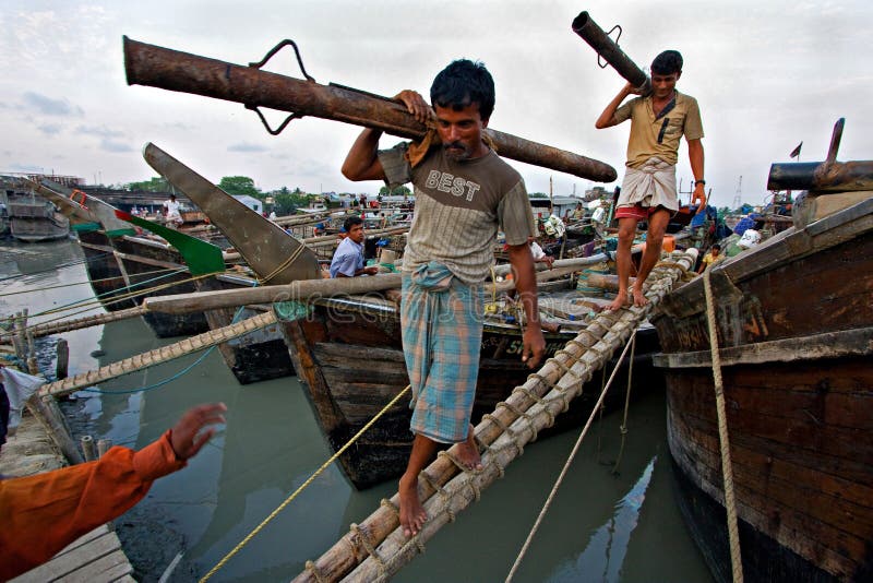 People Unloading Boats - Chittagong Editorial Stock Image - Image of ...