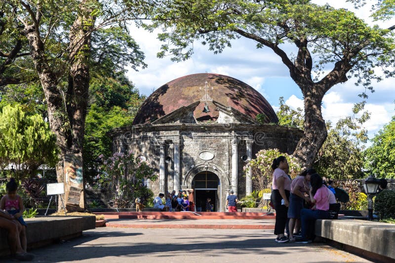 People Visiting the Paco Park on Easter, Manila Editorial Photo - Image ...