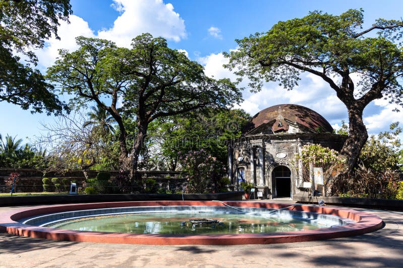 People Visiting the Paco Park on Easter, Manila Editorial Photography ...