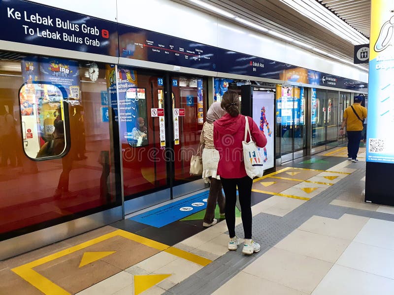 People Waiting for MRT Train at Railway Station Editorial Stock Photo ...