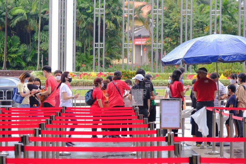 People Waiting To Join the Queue To Visit the Istana, during the Open ... People Waiting To Join the Queue To Visit the Istana, during the Open ...