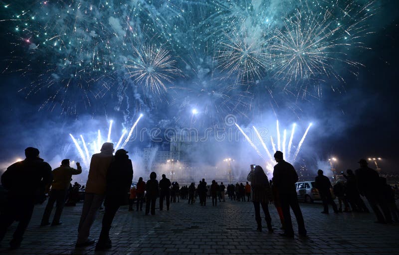 People watching fireworks editorial image. Image of enjoying - 35664785