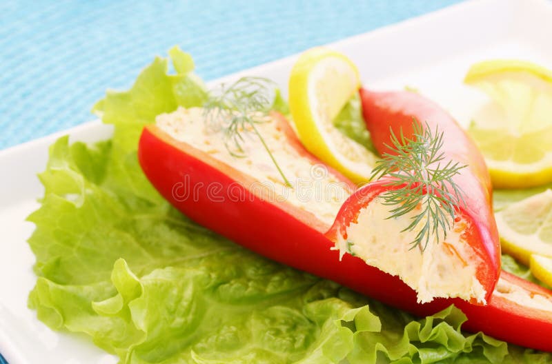 Pepe farcito con il limone fotografia stock. Immagine di freschezza ...