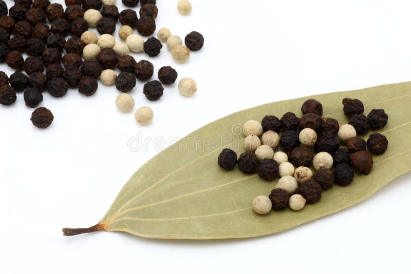 Peperkorrels Met Laurierblaadjes Stock Foto - Image of geïsoleerd ...